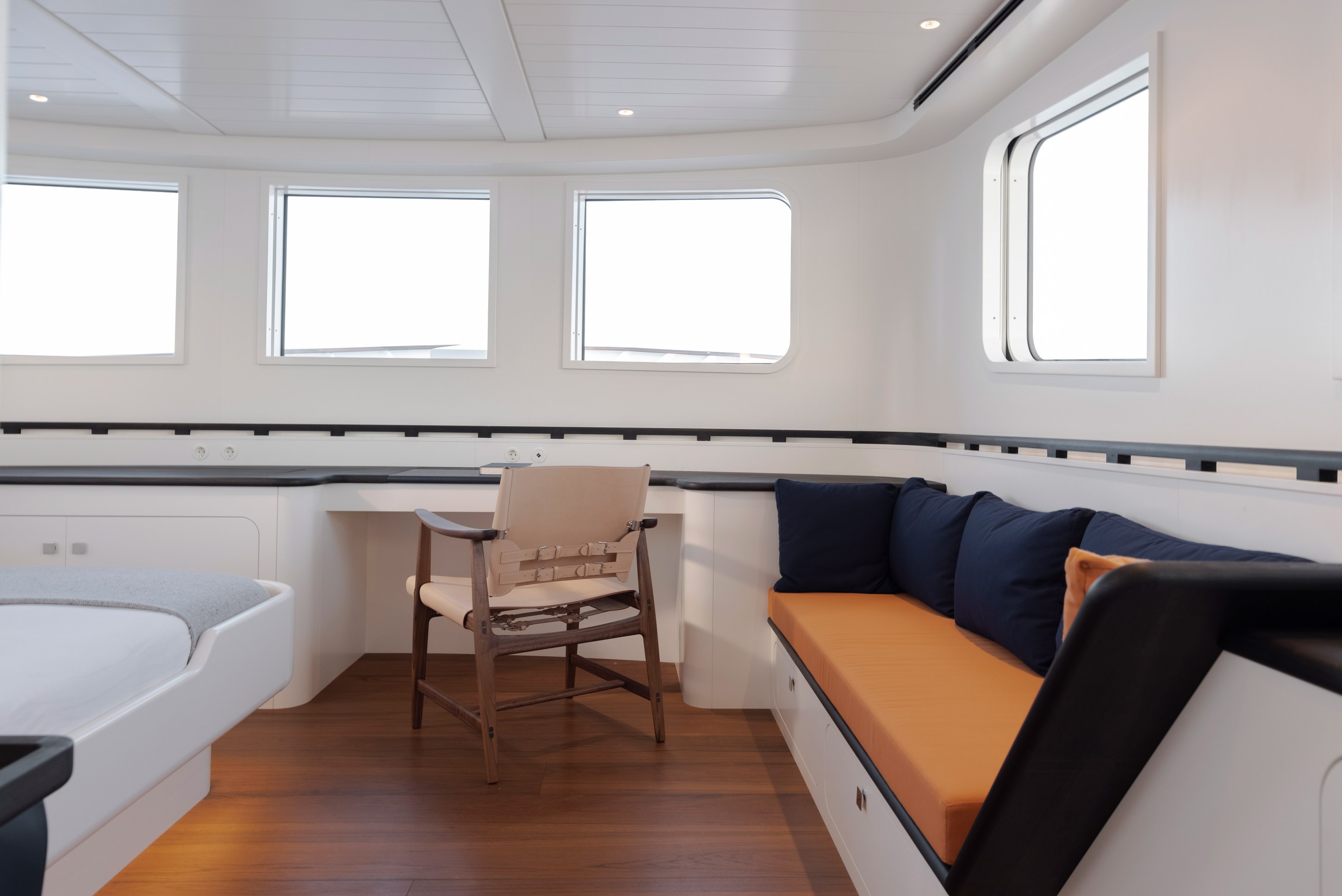 Yacht ISTROS, de Vries Lentsch Jr. | CHARTERWORLD Luxury Superyacht ...